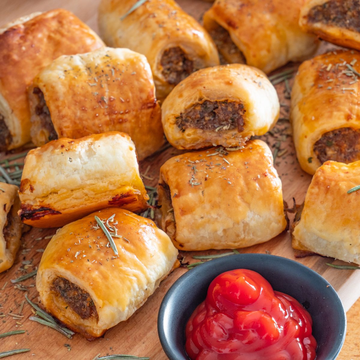 Sausage rolls – Roulés de pâte feuilletée à la viande hachée - Recette ...