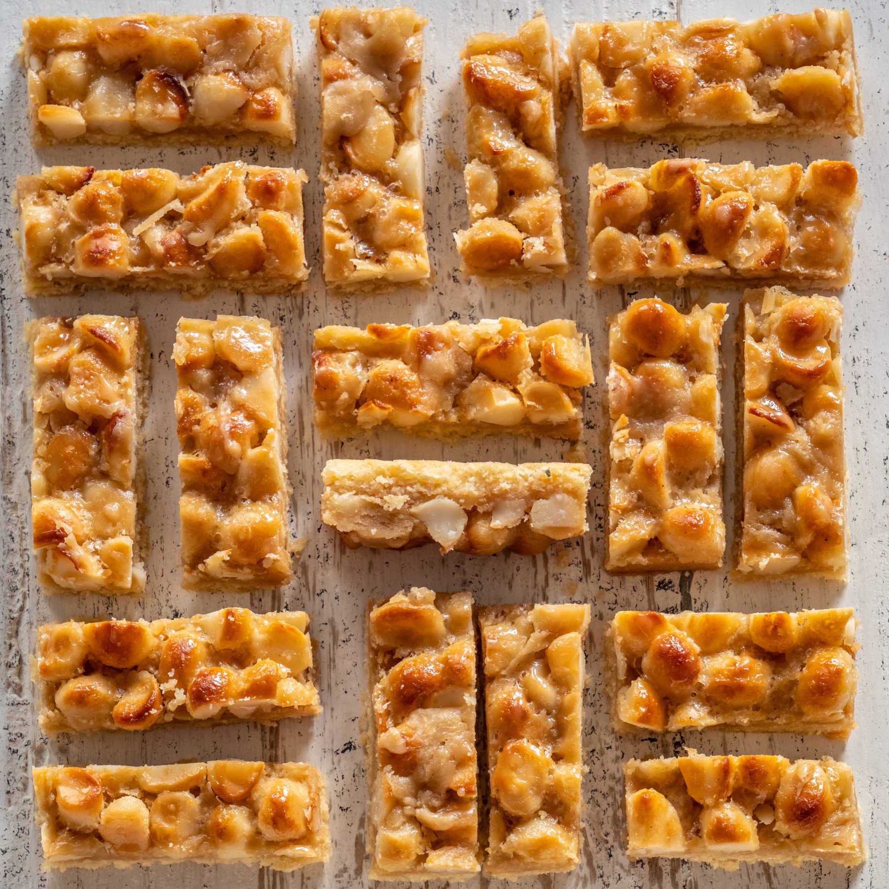 Caramel macadamia slice – Sablés au caramel et aux noix de macadamia ...