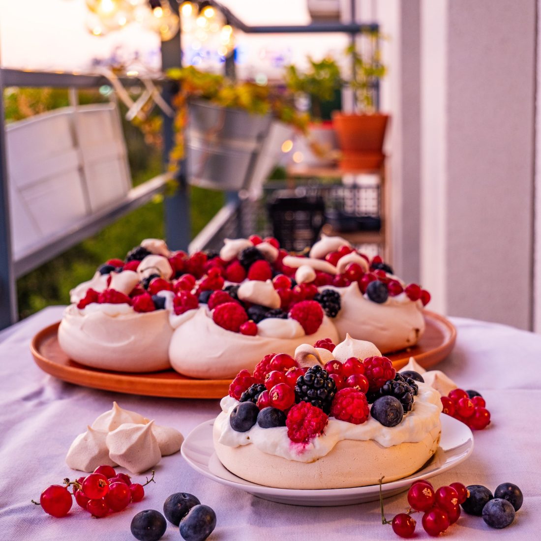 Pavlova aux fruits rouges - Recette australienne - DUMPLINGS & MORE