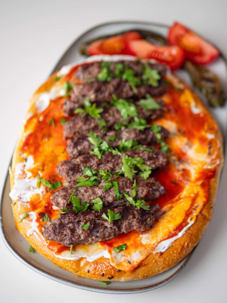 Manisa Kebab: Un Délice Turc Authentique - DUMPLINGS & MORE